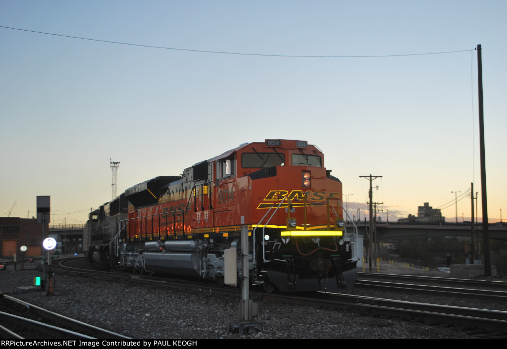 BNSF 9014 Reflects the light off the Setting Colorado Sun and My Flash as She Heads southbound ...